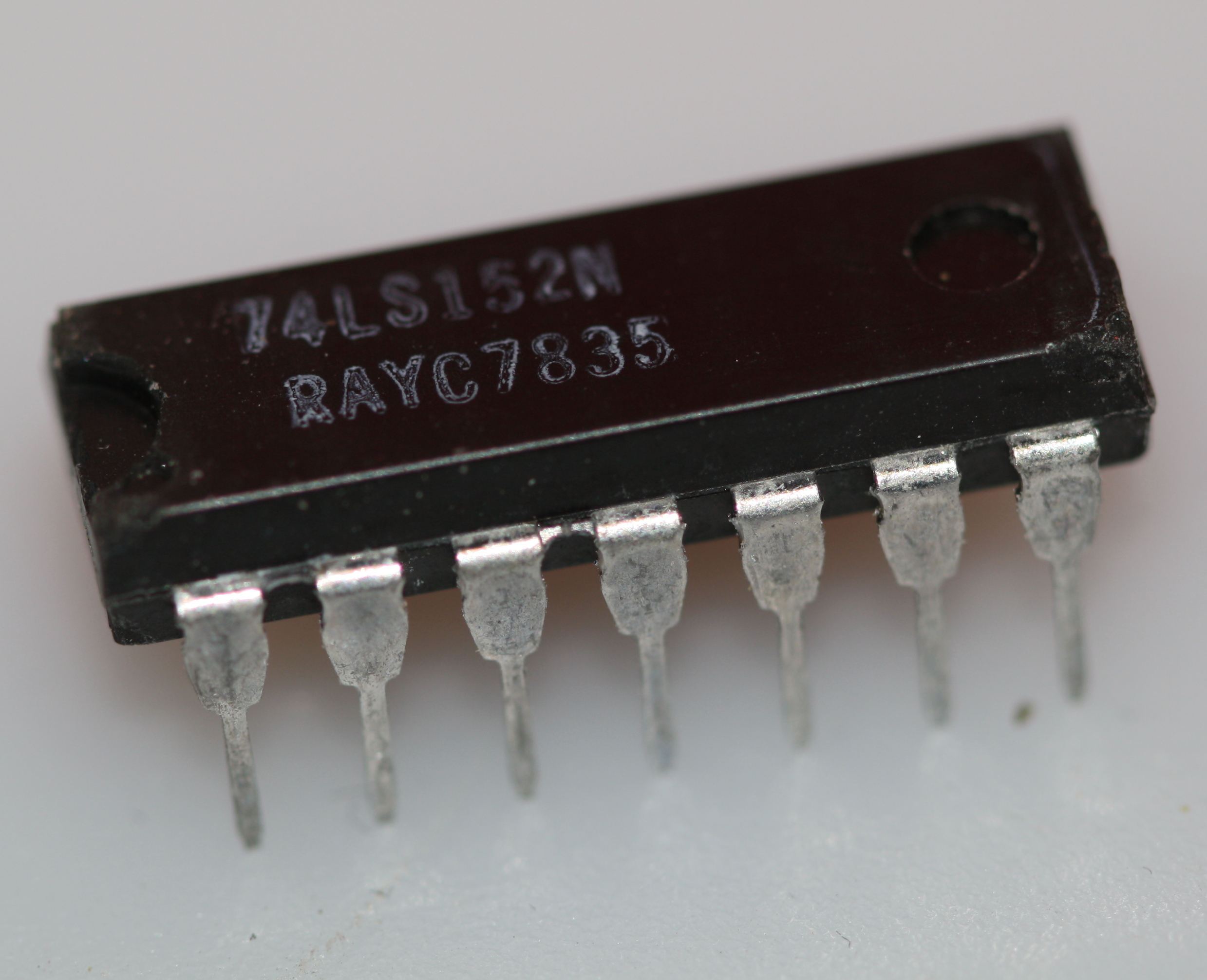 8-line to 1-line data selector/multiplexer DIP-14 | Elektronik Lavpris Aps