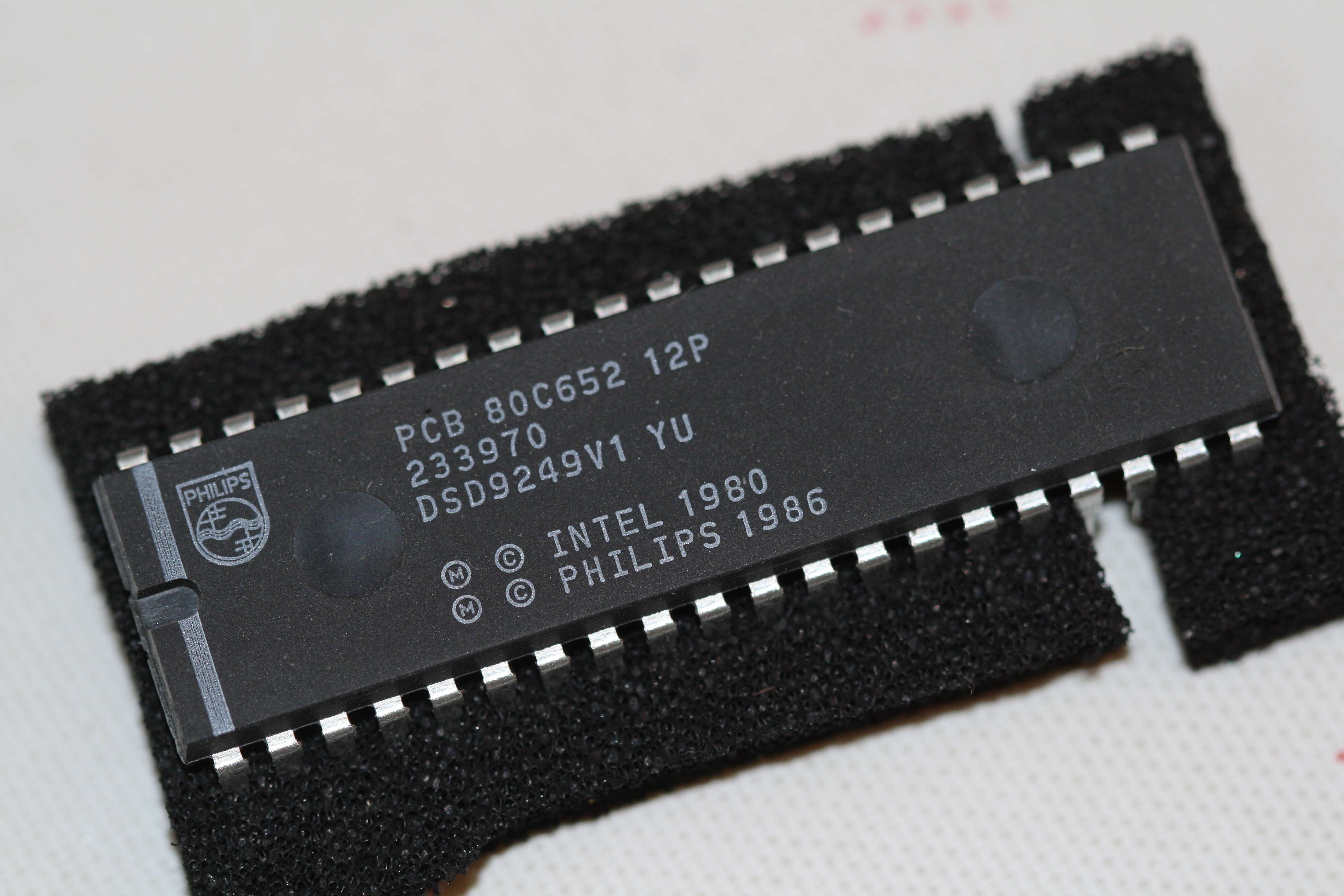 CMOS single-chip 8-bit microcontrollers DIP-40 | Elektronik Lavpris Aps CMOS single-chip 8-bit microcontrollers DIP-40 | Elektronik Lavpris Aps